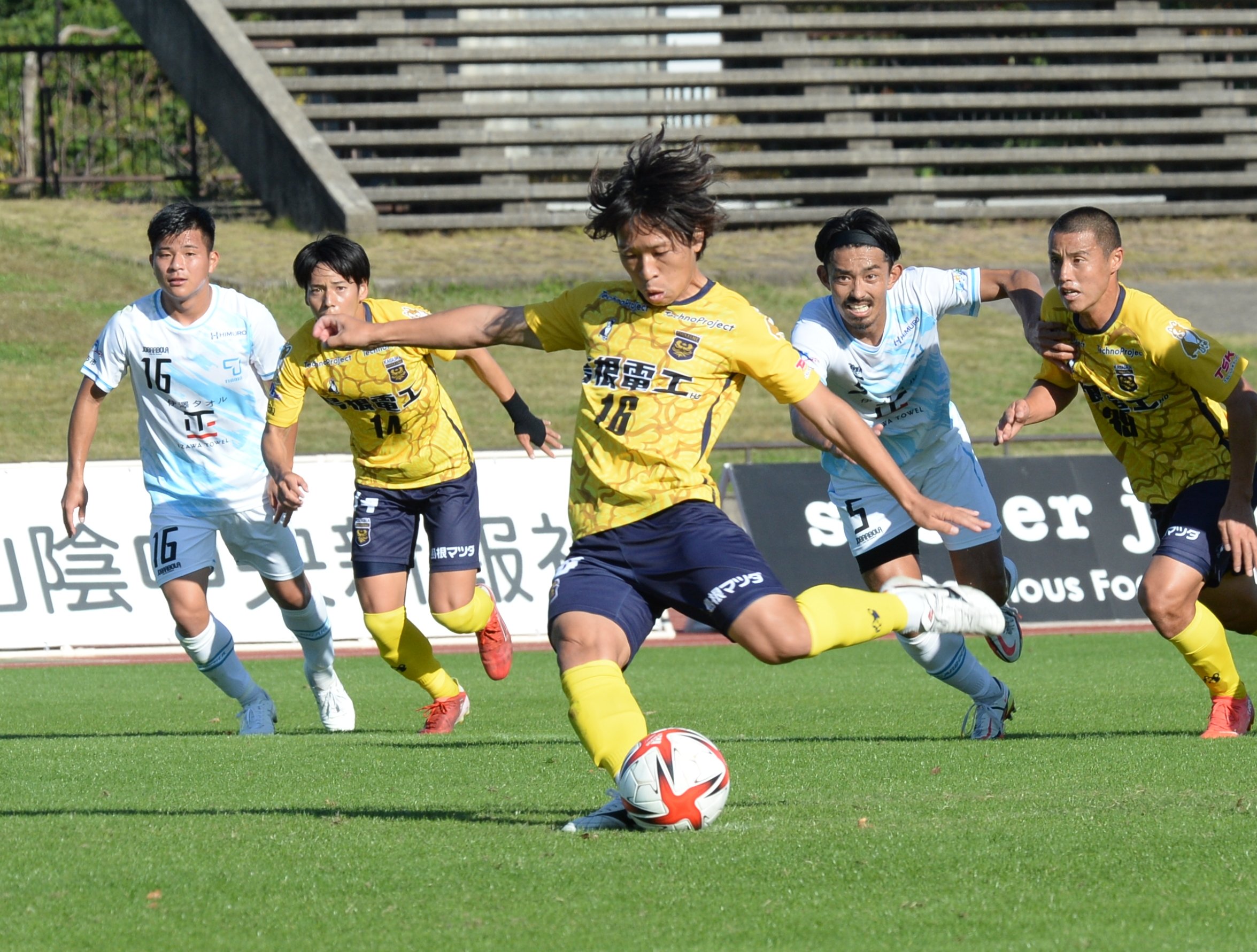 【撮れたて写真特集】FC神楽しまねvsFCティアモ枚方 後半に攻め込み、逆転からリードするも | 山陰中央新報デジタル